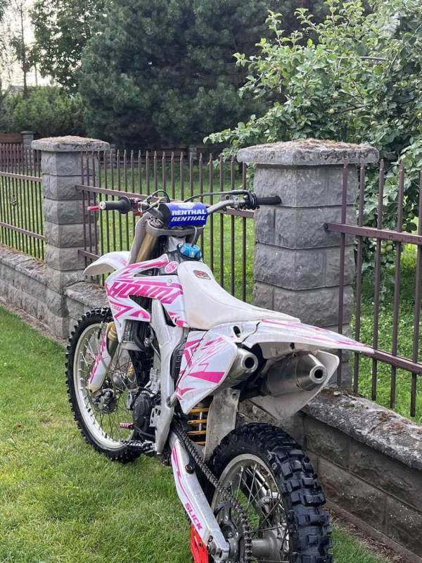 White Honda CRF 2009 in Panevezys, with an engine capacity of 0.25 L and mileage of 0 thousand km for 2100 €, photo 4 on AUTOMOTO.COM.LV