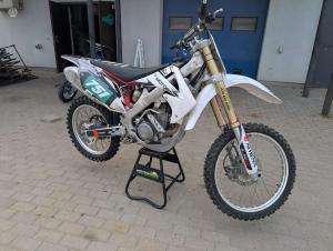 White Honda CRF 2011 in Utena, with an engine capacity of 0.25 L and mileage of 0 thousand km for 2150 €, photo 3 on AUTOMOTO.COM.LV
