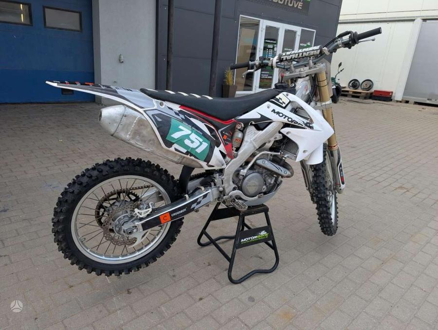 White Honda CRF 2011 in Utena, with an engine capacity of 0.25 L and mileage of 0 thousand km for 2150 €, photo 4 on AUTOMOTO.COM.LV