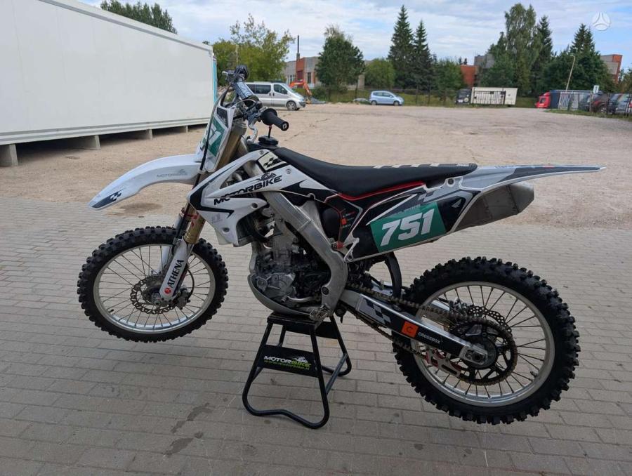 White Honda CRF 2011 in Utena, with an engine capacity of 0.25 L and mileage of 0 thousand km for 2150 €, photo 5 on AUTOMOTO.COM.LV
