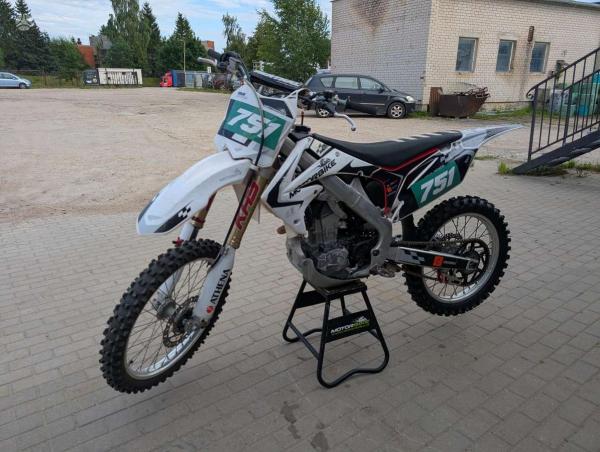 White Honda CRF 2011 in Utena, with an engine capacity of 0.25 L and mileage of 0 thousand km for 2150 €, photo 6 on AUTOMOTO.COM.LV