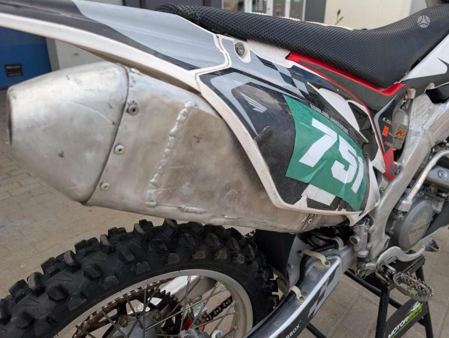 White Honda CRF 2011 in Utena, with an engine capacity of 0.25 L and mileage of 0 thousand km for 2150 €, photo 20 on AUTOMOTO.COM.LV