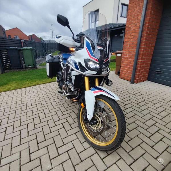 White Honda CRF 2017 in Klaipeda, with an engine capacity of 1.00 L and mileage of 15 thousand km for 10900 €, photo 8 on AUTOMOTO.COM.LV