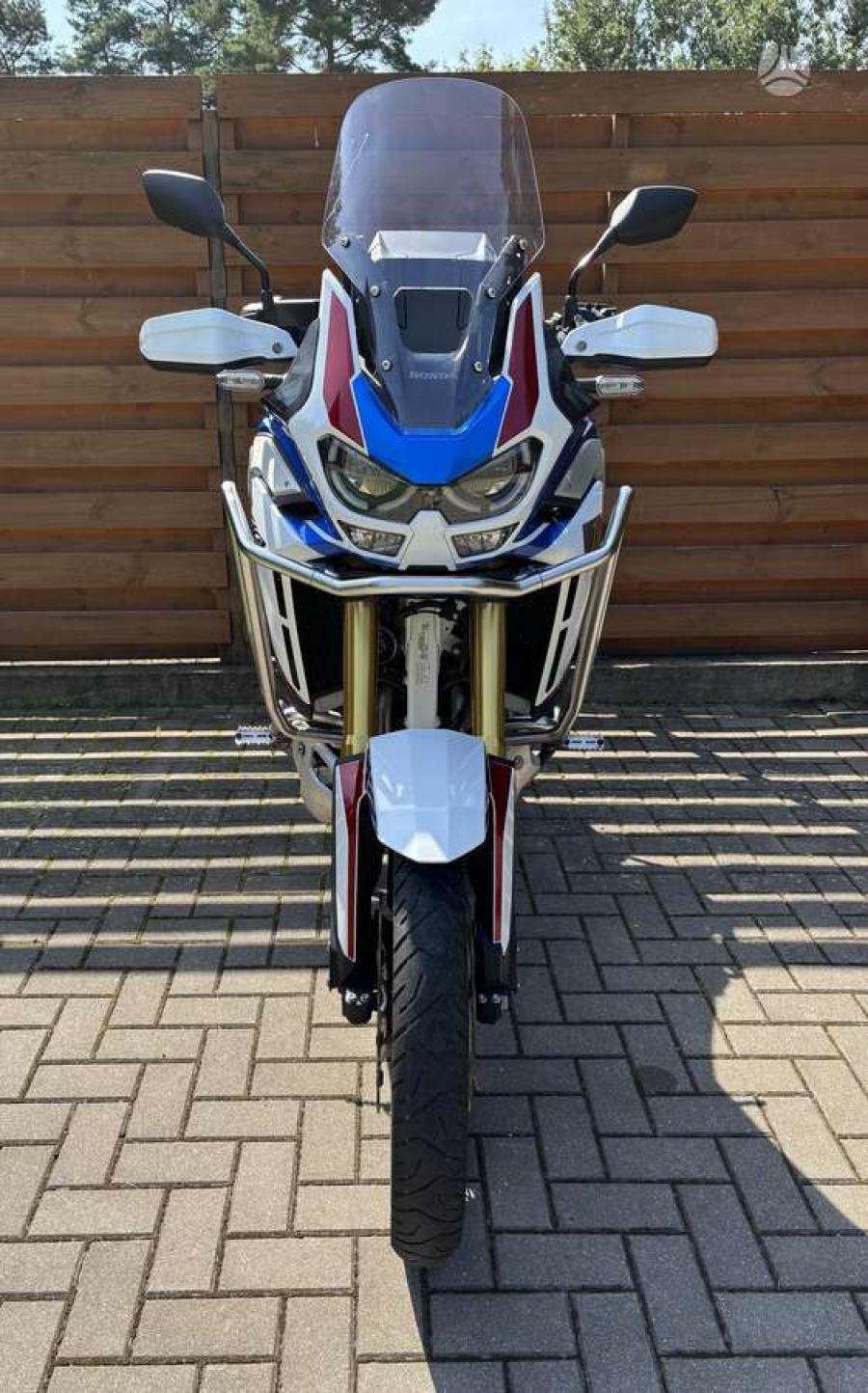 White Honda CRF 2021 in Kaunas, with an engine capacity of 1.10 L and mileage of 44 thousand km for 13300 €, photo 1 on AUTOMOTO.COM.LV