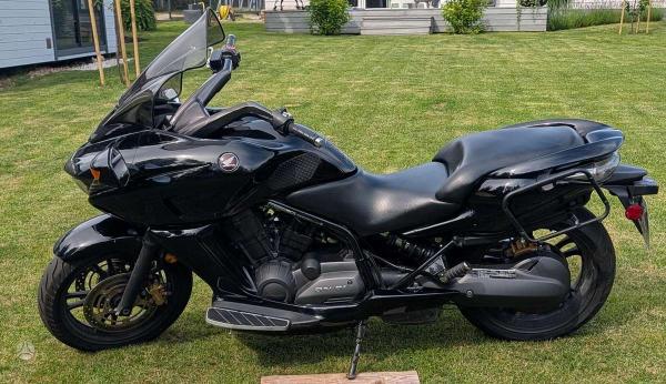Melns Honda DN 01 2009 Viļņa, ar dzinēja tilpumu 0.68 L un nobraukumu 17 tūkst. km par 5700 €, foto 3 vietnē AUTOMOTO.COM.LV