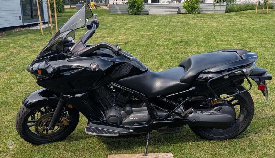 Black Honda DN 01 2009 in Vilnius, with an engine capacity of 0.68 L and mileage of 17 thousand km for 5700 €, photo 4 on AUTOMOTO.COM.LV