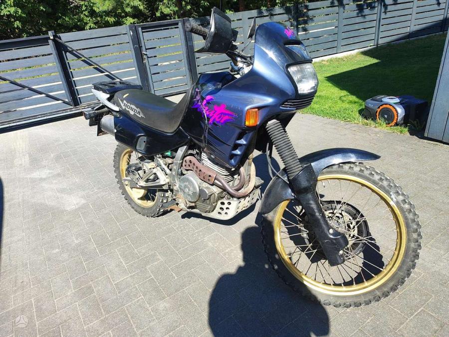 Melns Honda Dominator 1996 Gargždai, ar dzinēja tilpumu 0.65 L un nobraukumu 37 tūkst. km par 1500 €, foto 1 vietnē AUTOMOTO.COM.LV