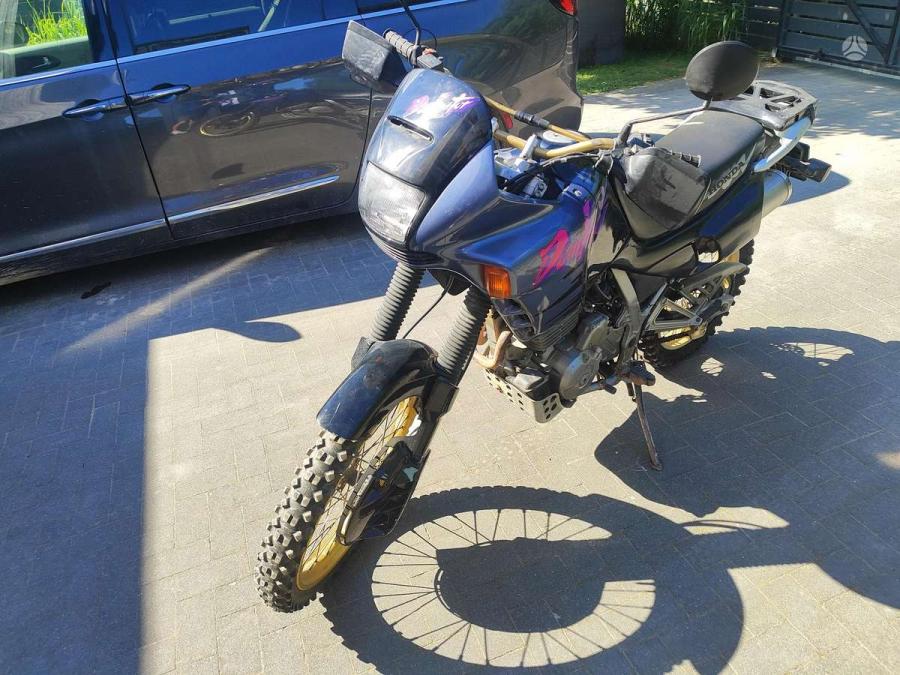 Melns Honda Dominator 1996 Gargždai, ar dzinēja tilpumu 0.65 L un nobraukumu 37 tūkst. km par 1500 €, foto 3 vietnē AUTOMOTO.COM.LV