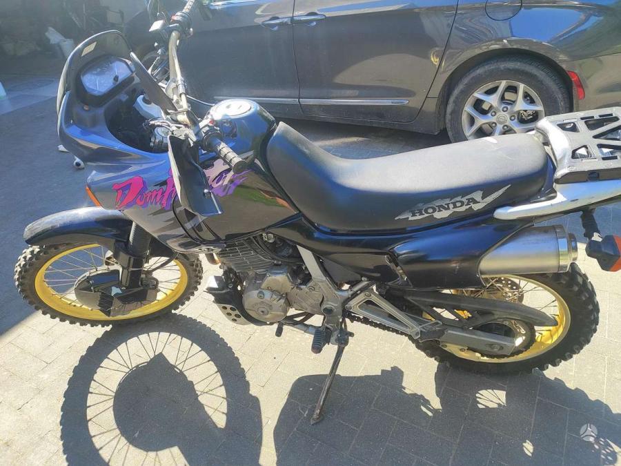 Melns Honda Dominator 1996 Gargždai, ar dzinēja tilpumu 0.65 L un nobraukumu 37 tūkst. km par 1500 €, foto 4 vietnē AUTOMOTO.COM.LV