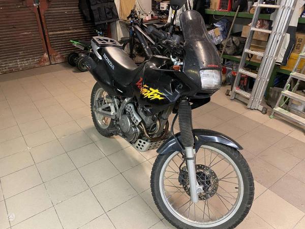 Melns Honda Dominator 1997 Viļņa, ar dzinēja tilpumu 0.65 L un nobraukumu 41 tūkst. km par 2100 €, foto 1 vietnē AUTOMOTO.COM.LV