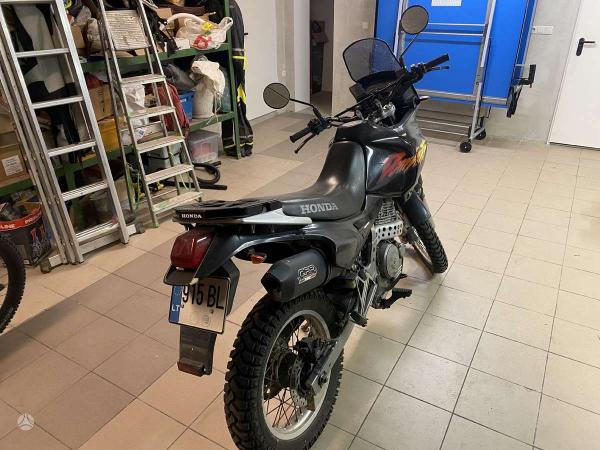 Melns Honda Dominator 1997 Viļņa, ar dzinēja tilpumu 0.65 L un nobraukumu 41 tūkst. km par 2100 €, foto 4 vietnē AUTOMOTO.COM.LV