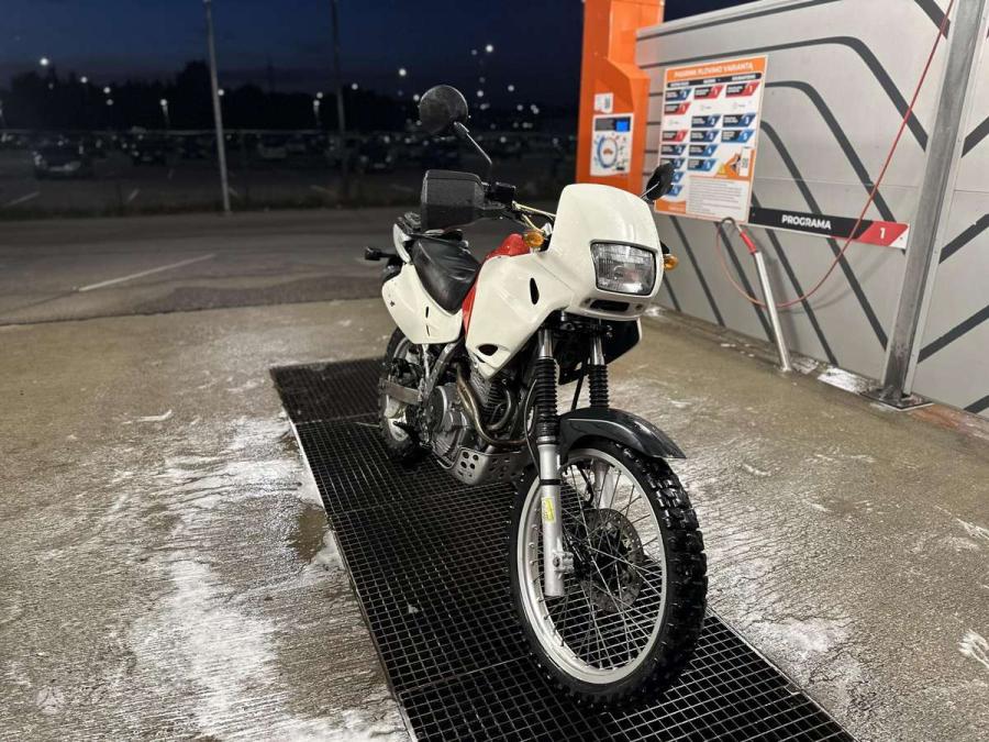 White Honda Dominator 1996 in Kaunas, with an engine capacity of 0.65 L and mileage of 38 thousand km for 1900 €, photo 3 on AUTOMOTO.COM.LV