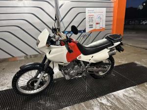 White Honda Dominator 1996 in Kaunas, with an engine capacity of 0.65 L and mileage of 38 thousand km for 1900 €, photo 4 on AUTOMOTO.COM.LV