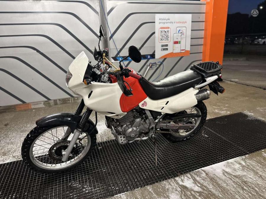 White Honda Dominator 1996 in Kaunas, with an engine capacity of 0.65 L and mileage of 38 thousand km for 1900 €, photo 4 on AUTOMOTO.COM.LV