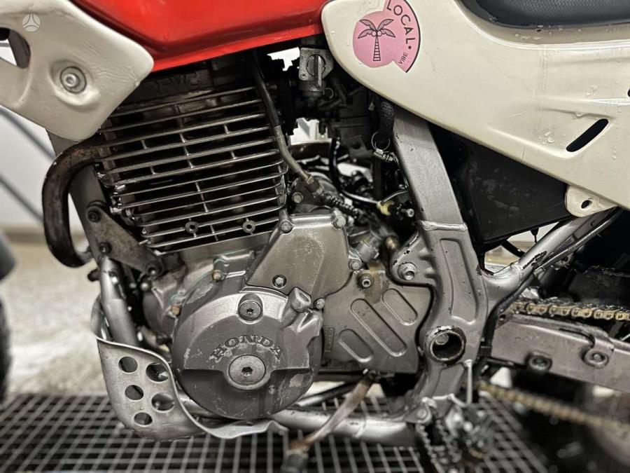 White Honda Dominator 1996 in Kaunas, with an engine capacity of 0.65 L and mileage of 38 thousand km for 1900 €, photo 12 on AUTOMOTO.COM.LV