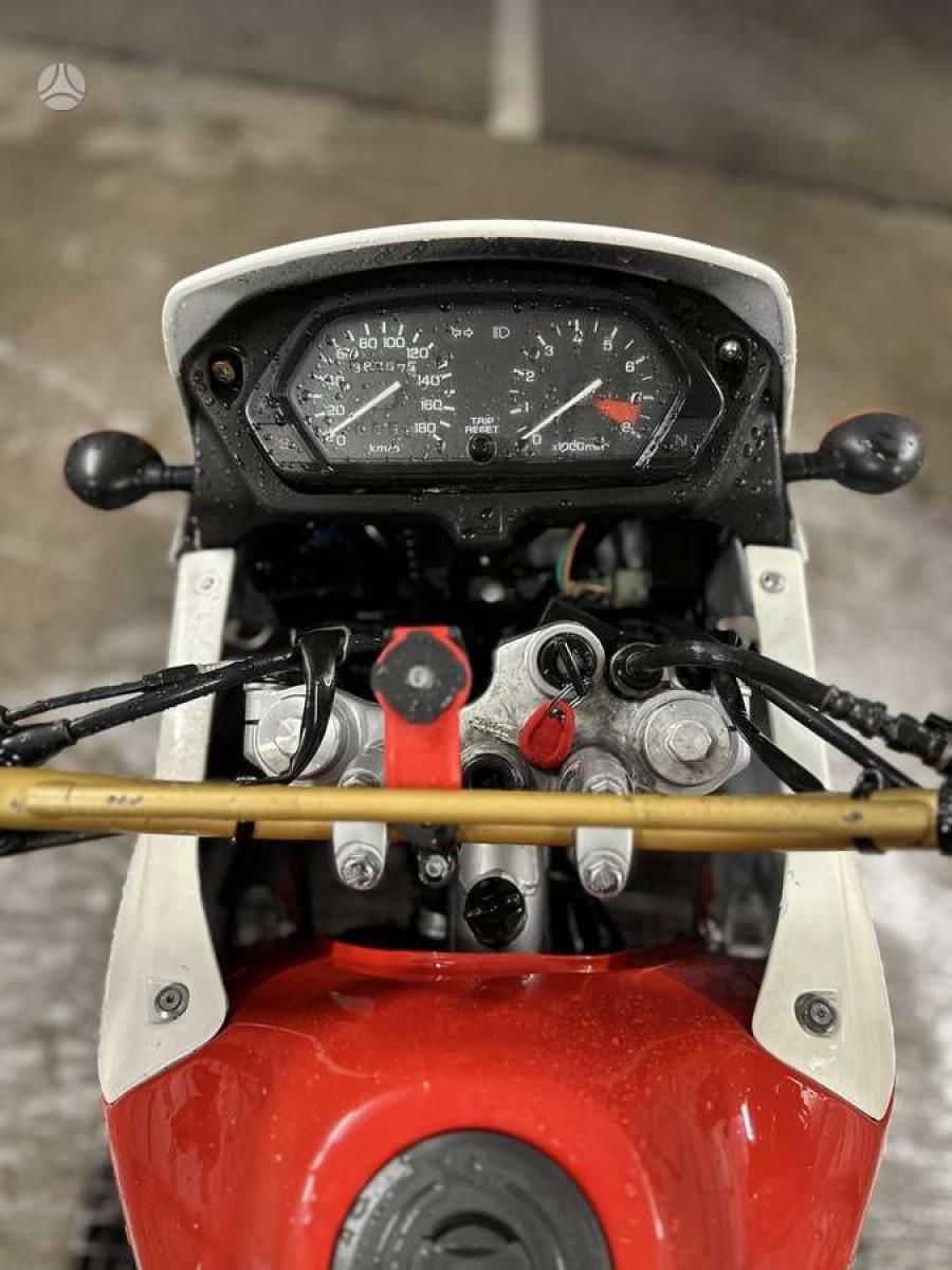 White Honda Dominator 1996 in Kaunas, with an engine capacity of 0.65 L and mileage of 38 thousand km for 1900 €, photo 13 on AUTOMOTO.COM.LV
