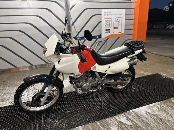 Balts Honda Dominator 1996 Kauņa, ar dzinēja tilpumu 0.65 L un nobraukumu 38 tūkst. km par 1900 €, foto 3 vietnē AUTOMOTO.COM.LV