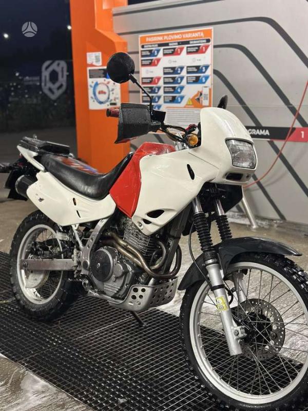 Balts Honda Dominator 1996 Kauņa, ar dzinēja tilpumu 0.65 L un nobraukumu 38 tūkst. km par 1900 €, foto 6 vietnē AUTOMOTO.COM.LV