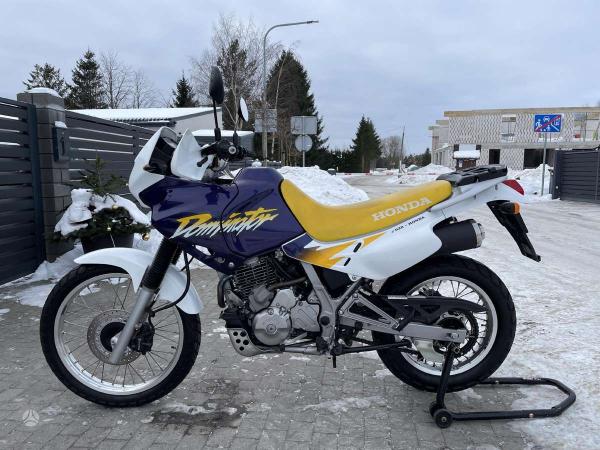 Balts Honda Dominator 2000 Klaipėda, ar dzinēja tilpumu 0.65 L un nobraukumu 16 tūkst. km par 2600 €, foto 1 vietnē AUTOMOTO.COM.LV