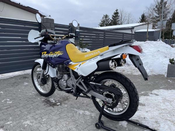 Balts Honda Dominator 2000 Klaipėda, ar dzinēja tilpumu 0.65 L un nobraukumu 16 tūkst. km par 2600 €, foto 5 vietnē AUTOMOTO.COM.LV
