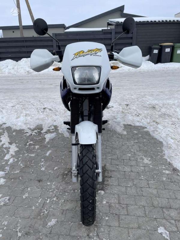 Balts Honda Dominator 2000 Klaipėda, ar dzinēja tilpumu 0.65 L un nobraukumu 16 tūkst. km par 2600 €, foto 7 vietnē AUTOMOTO.COM.LV