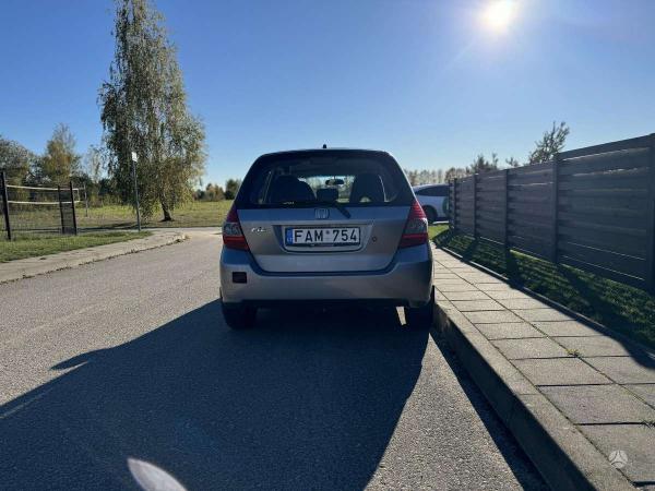 Хонда ФИТ 2006 в Вильнюс на AUTOMOTO.COM.LV Серый Хонда ФИТ 2006 в Вильнюс, объемом двигателя 1.50 л и пробегом 89 тыс. км за 1850 €, фото 5 на AUTOMOTO.COM.LV