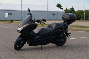 Melns Honda Forza 2014 Viļņa, ar dzinēja tilpumu 0.28 L un nobraukumu 15 tūkst. km par 2699 €, foto  vietnē AUTOMOTO.COM.LV