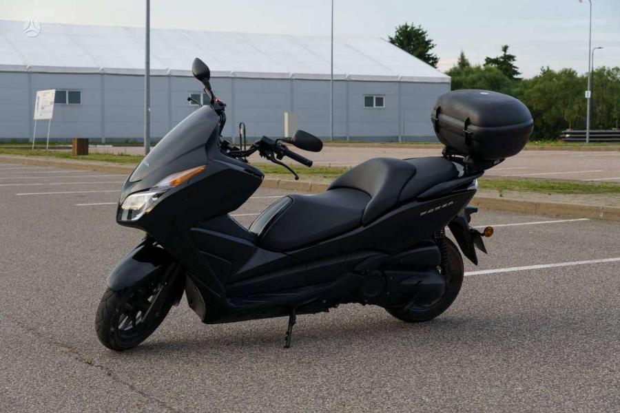 Melns Honda Forza 2014 Viļņa, ar dzinēja tilpumu 0.28 L un nobraukumu 15 tūkst. km par 2699 €, foto 1 vietnē AUTOMOTO.COM.LV