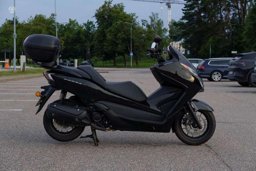 Melns Honda Forza 2014 Viļņa, ar dzinēja tilpumu 0.28 L un nobraukumu 15 tūkst. km par 2699 €, foto 3 vietnē AUTOMOTO.COM.LV