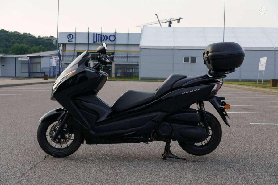 Melns Honda Forza 2014 Viļņa, ar dzinēja tilpumu 0.28 L un nobraukumu 15 tūkst. km par 2699 €, foto 4 vietnē AUTOMOTO.COM.LV