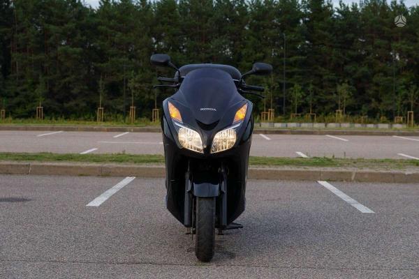 Melns Honda Forza 2014 Viļņa, ar dzinēja tilpumu 0.28 L un nobraukumu 15 tūkst. km par 2699 €, foto 4 vietnē AUTOMOTO.COM.LV