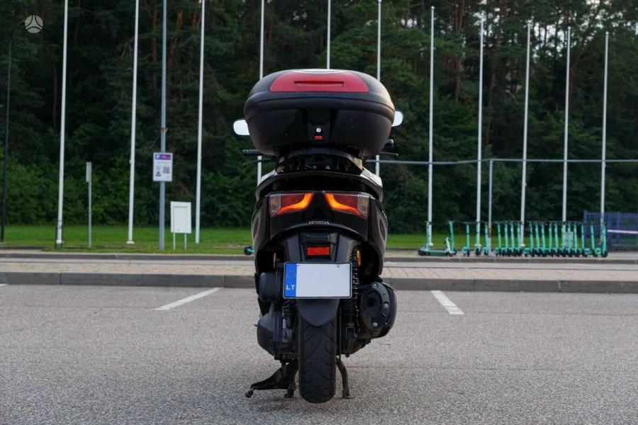 Melns Honda Forza 2014 Viļņa, ar dzinēja tilpumu 0.28 L un nobraukumu 15 tūkst. km par 2699 €, foto 6 vietnē AUTOMOTO.COM.LV