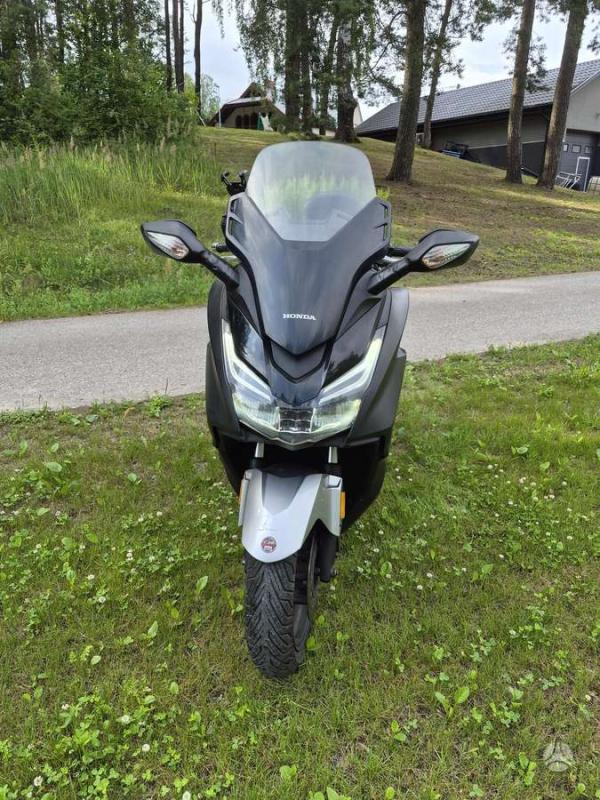 Black Honda Forza 2016 in Vilnius, with an engine capacity of 0.13 L and mileage of 35 thousand km for 2000 €, photo 1 on AUTOMOTO.COM.LV