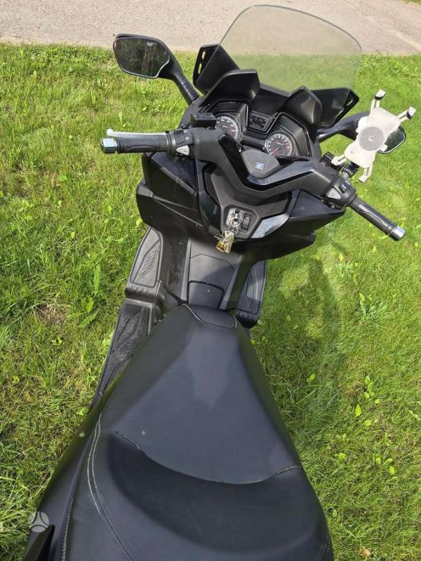 Black Honda Forza 2016 in Vilnius, with an engine capacity of 0.13 L and mileage of 35 thousand km for 2000 €, photo 6 on AUTOMOTO.COM.LV