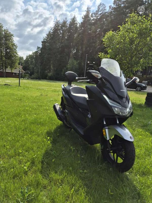 Black Honda Forza 2016 in Vilnius, with an engine capacity of 0.13 L and mileage of 35 thousand km for 2000 €, photo 9 on AUTOMOTO.COM.LV