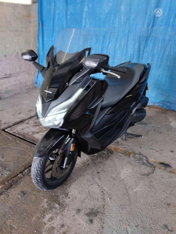 Black Honda Forza 2019 in Siauliai, with an engine capacity of 0.13 L and mileage of 16 thousand km for 2950 €, photo 2 on AUTOMOTO.COM.LV