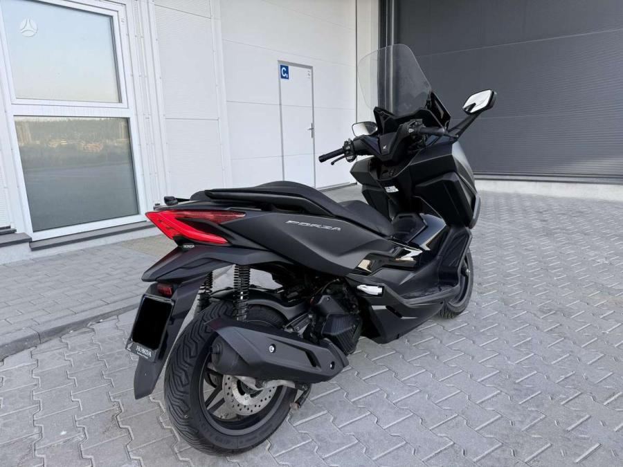 Black Honda Forza 2023 in Vilnius, with an engine capacity of 0.13 L and mileage of 17 thousand km for 4450 €, photo 5 on AUTOMOTO.COM.LV