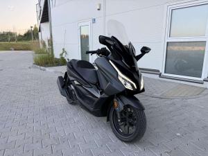 Black Honda Forza 2023 in Vilnius, with an engine capacity of 0.13 L and mileage of 17 thousand km for 4450 €, photo 6 on AUTOMOTO.COM.LV