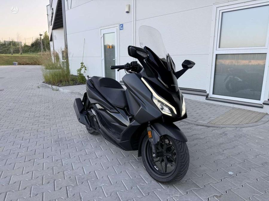 Black Honda Forza 2023 in Vilnius, with an engine capacity of 0.13 L and mileage of 17 thousand km for 4450 €, photo 6 on AUTOMOTO.COM.LV