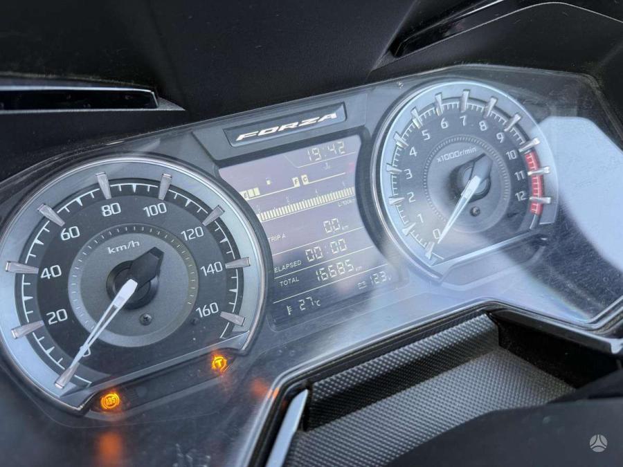 Black Honda Forza 2023 in Vilnius, with an engine capacity of 0.13 L and mileage of 17 thousand km for 4450 €, photo 7 on AUTOMOTO.COM.LV