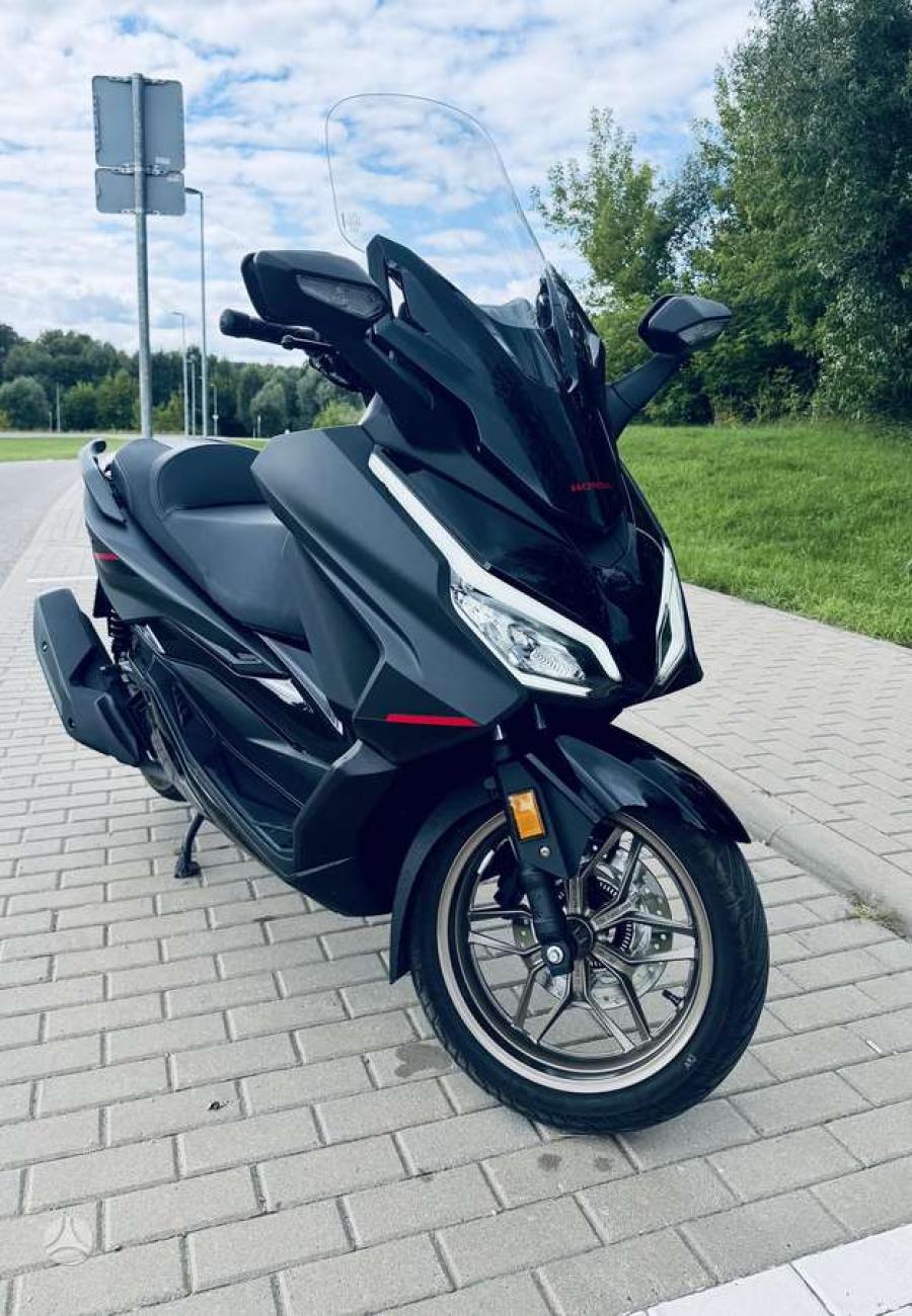 Black Honda Forza 2025 in Vilnius, with an engine capacity of 0.13 L and mileage of 4 thousand km for 4800 €, photo 3 on AUTOMOTO.COM.LV