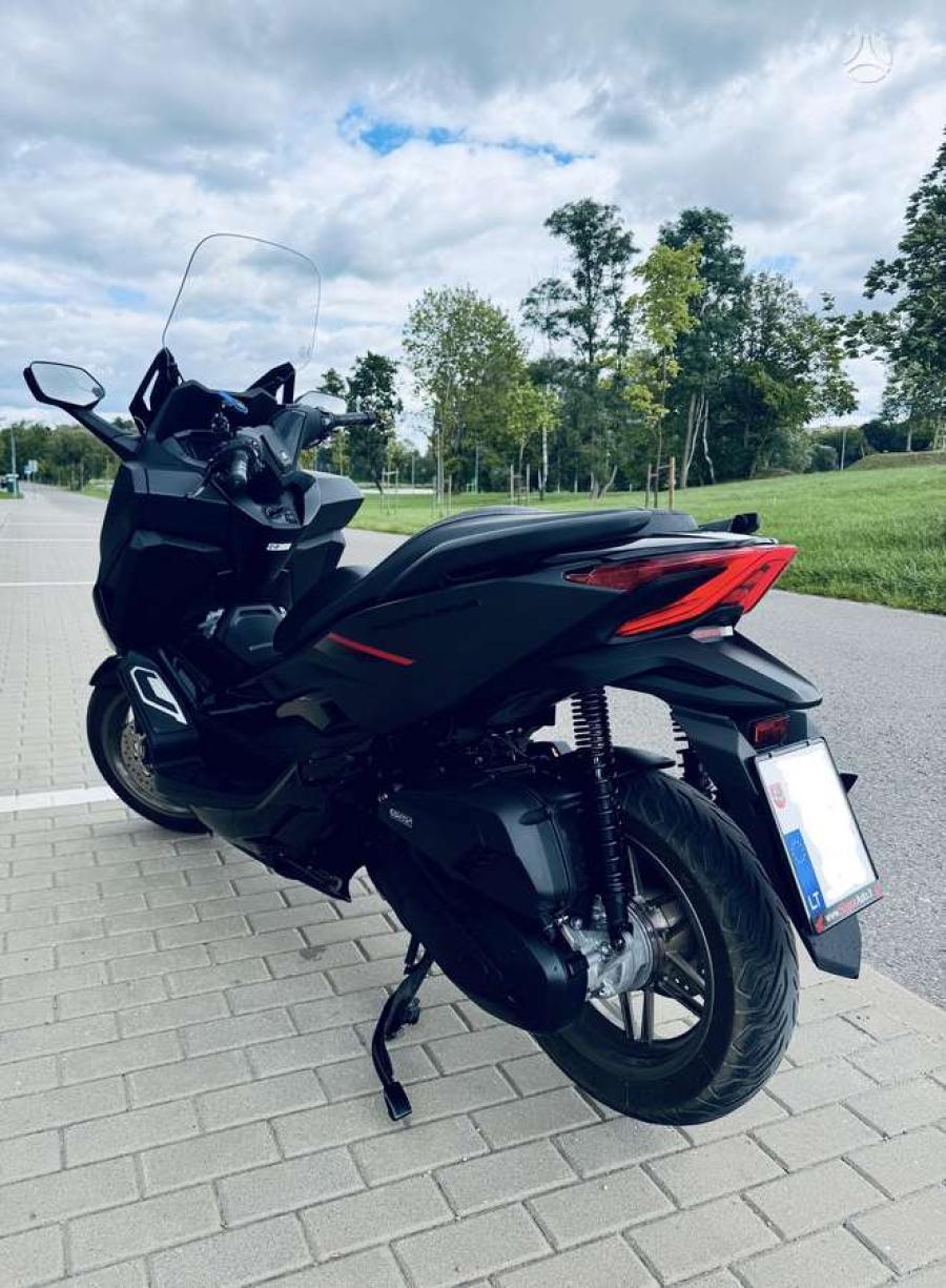 Black Honda Forza 2025 in Vilnius, with an engine capacity of 0.13 L and mileage of 4 thousand km for 4800 €, photo 4 on AUTOMOTO.COM.LV