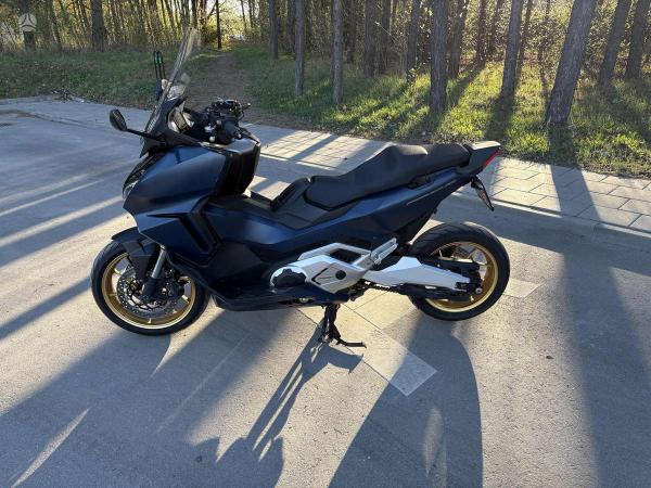 Blue Honda Forza 2021 in Kaunas, with an engine capacity of 0.75 L and mileage of 17 thousand km for 6000 €, photo 3 on AUTOMOTO.COM.LV