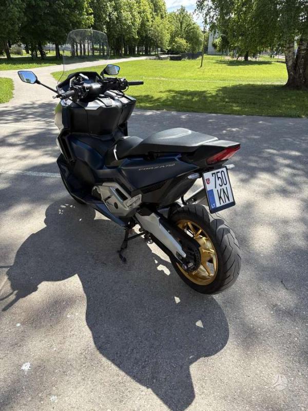Blue Honda Forza 2021 in Kaunas, with an engine capacity of 0.75 L and mileage of 17 thousand km for 6000 €, photo 4 on AUTOMOTO.COM.LV
