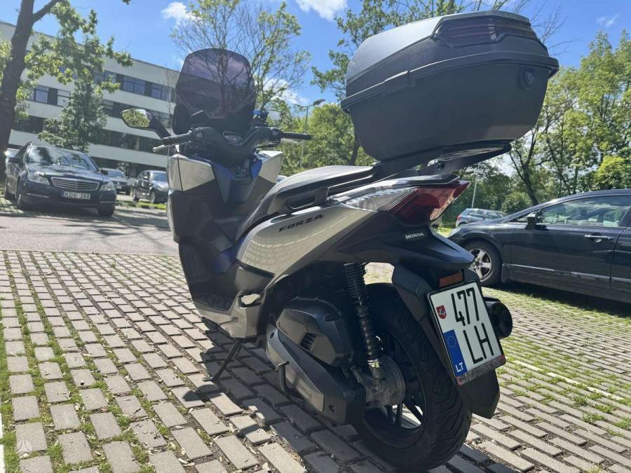 Grey Honda Forza 2017 in Kaunas, with an engine capacity of 0.13 L and mileage of 14 thousand km for 2950 €, photo 4 on AUTOMOTO.COM.LV