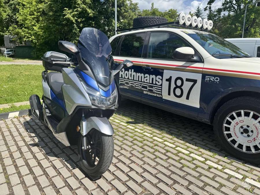 Grey Honda Forza 2017 in Kaunas, with an engine capacity of 0.13 L and mileage of 14 thousand km for 2950 €, photo 6 on AUTOMOTO.COM.LV