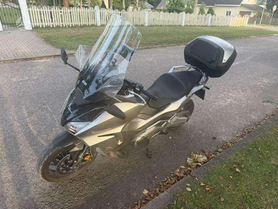 Grey Honda Forza 2021 in Kaunas, with an engine capacity of 0.75 L and mileage of 9 thousand km for 6500 €, photo 3 on AUTOMOTO.COM.LV
