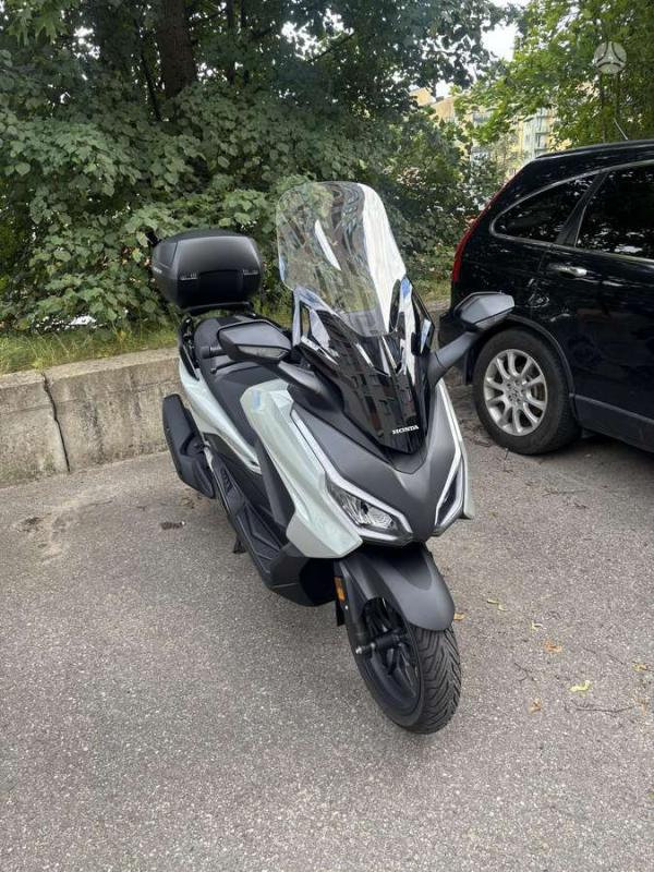 Grey Honda Forza 2024 in Vilnius, with an engine capacity of 0.13 L and mileage of 2 thousand km for 4500 €, photo 3 on AUTOMOTO.COM.LV