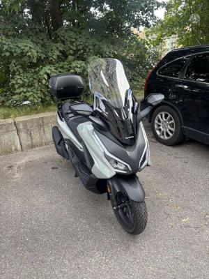 Grey Honda Forza 2024 in Vilnius, with an engine capacity of 0.13 L and mileage of 2 thousand km for 4500 €, photo 3 on AUTOMOTO.COM.LV