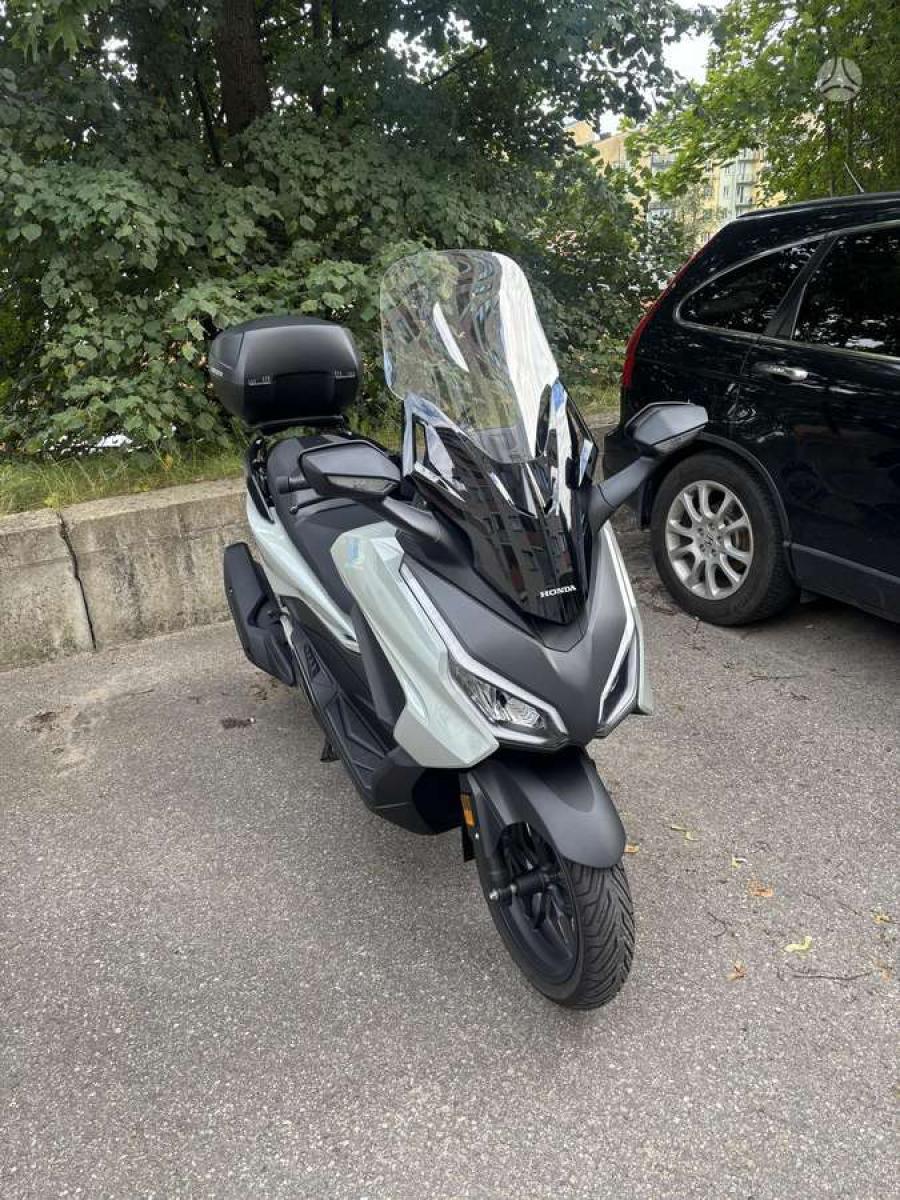 Grey Honda Forza 2024 in Vilnius, with an engine capacity of 0.13 L and mileage of 2 thousand km for 4500 €, photo 3 on AUTOMOTO.COM.LV